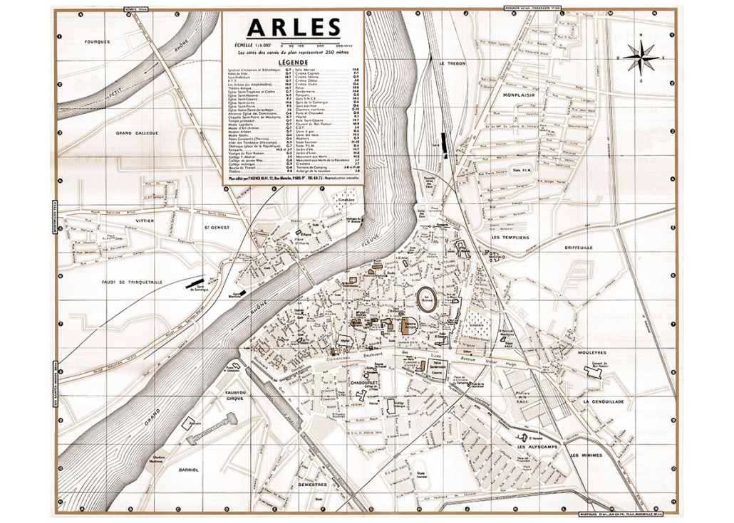 Plan de ville vintage d'Arles réalisé par l'atelier Blay-Foldex